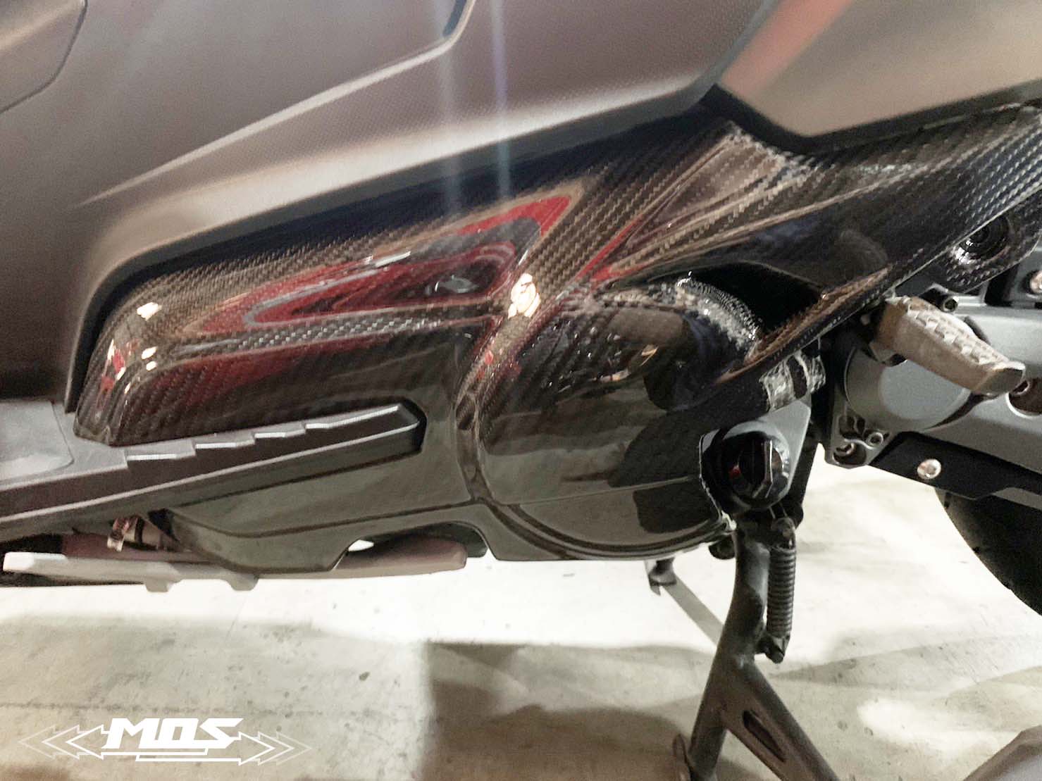 【MOS】─ KYMCO AK550 PREMIUM 碳纖維左側引擎外蓋(CF) | MOTOFUNSHOP